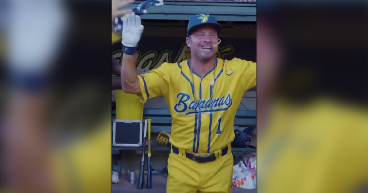 Brian Littrell plays for Savannah Bananas — with epic walk-up song!