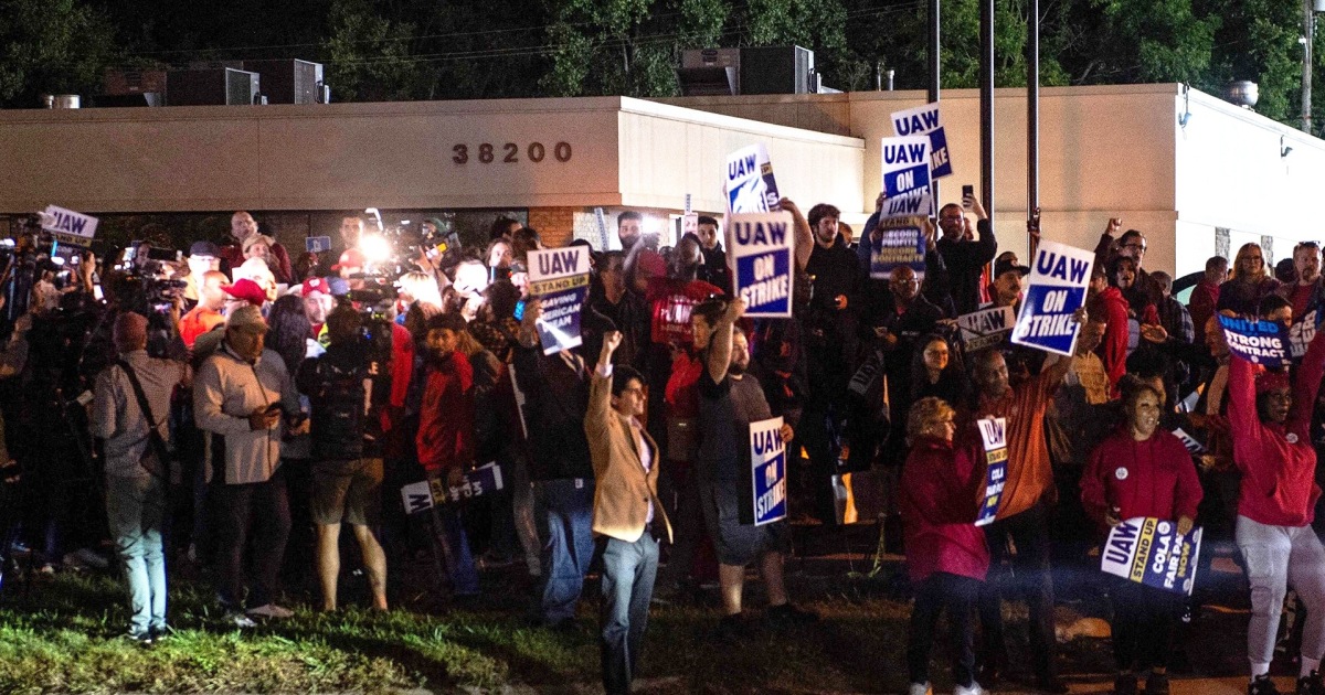 Auto workers go on strike after failed deal negotiations