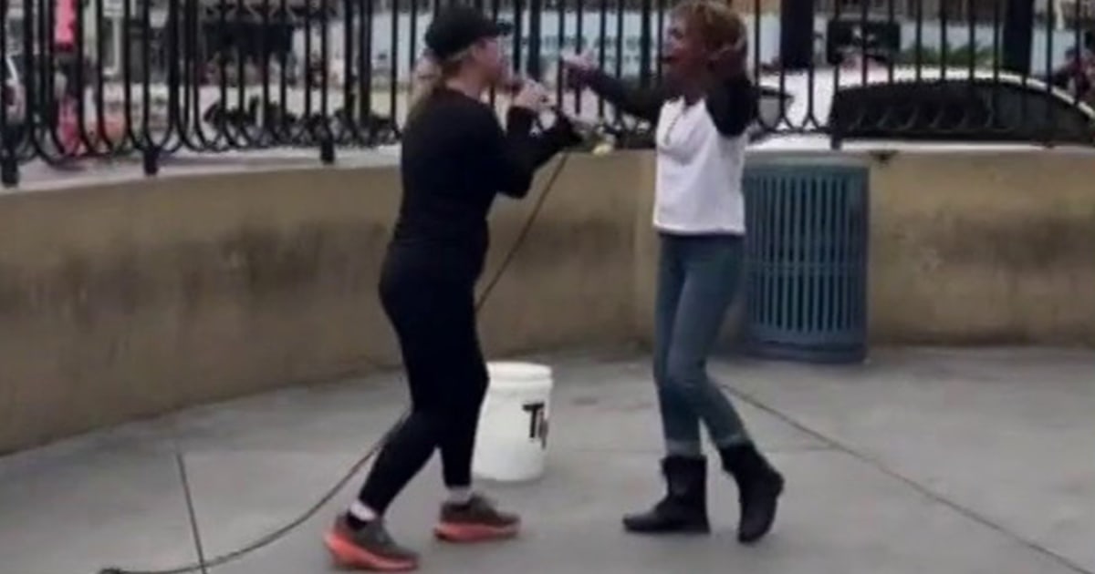 Kelly Clarkson surprises street performer with impromptu duet