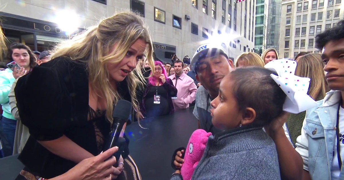 Kelly Clarkson shares special moment with young fan on TODAY