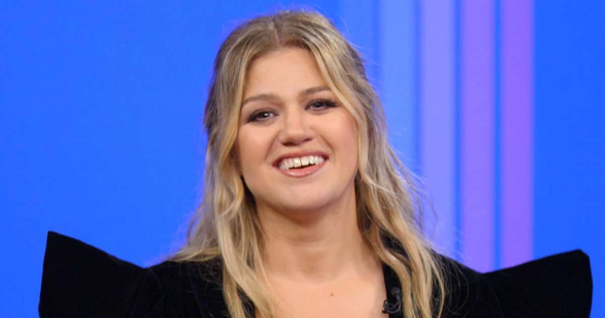 Kelly Clarkson joins TODAY for 8 Questions before 8AM