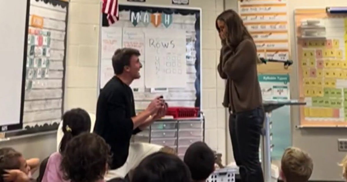 Teacher’s ‘mystery reader’ joins her class — and proposes!