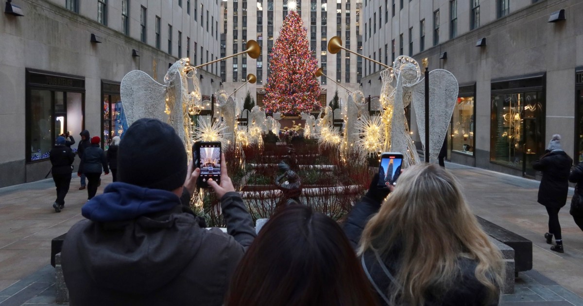 How holiday sightseers go the extra mile for the perfect photo