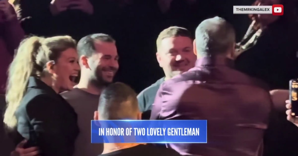 Couple gets married during Kelly Clarkson concert in Las Vegas