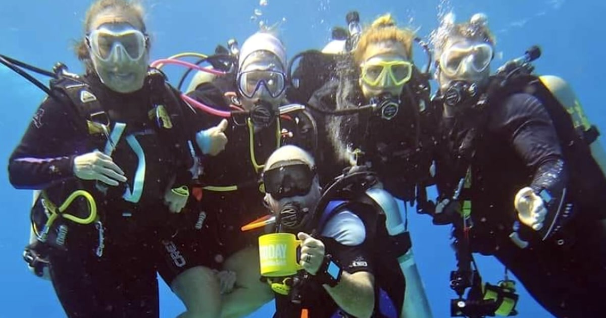 Scuba divers take their Sunday TODAY mug to new depths