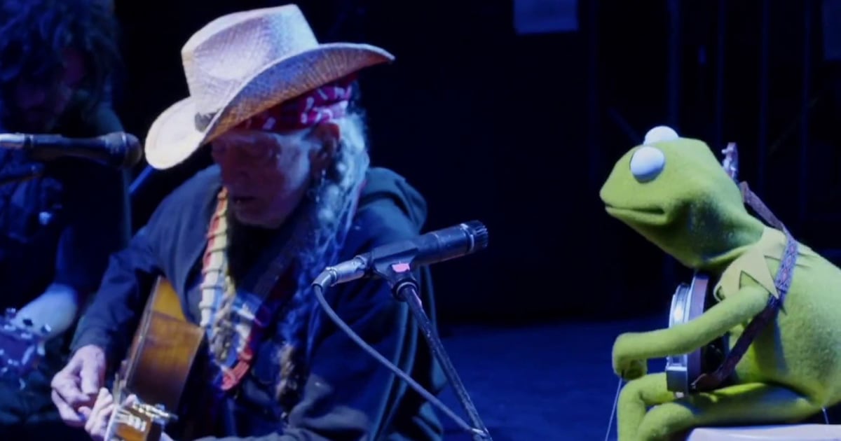 Willie Nelson and Kermit the Frog sing ‘Rainbow Connection’