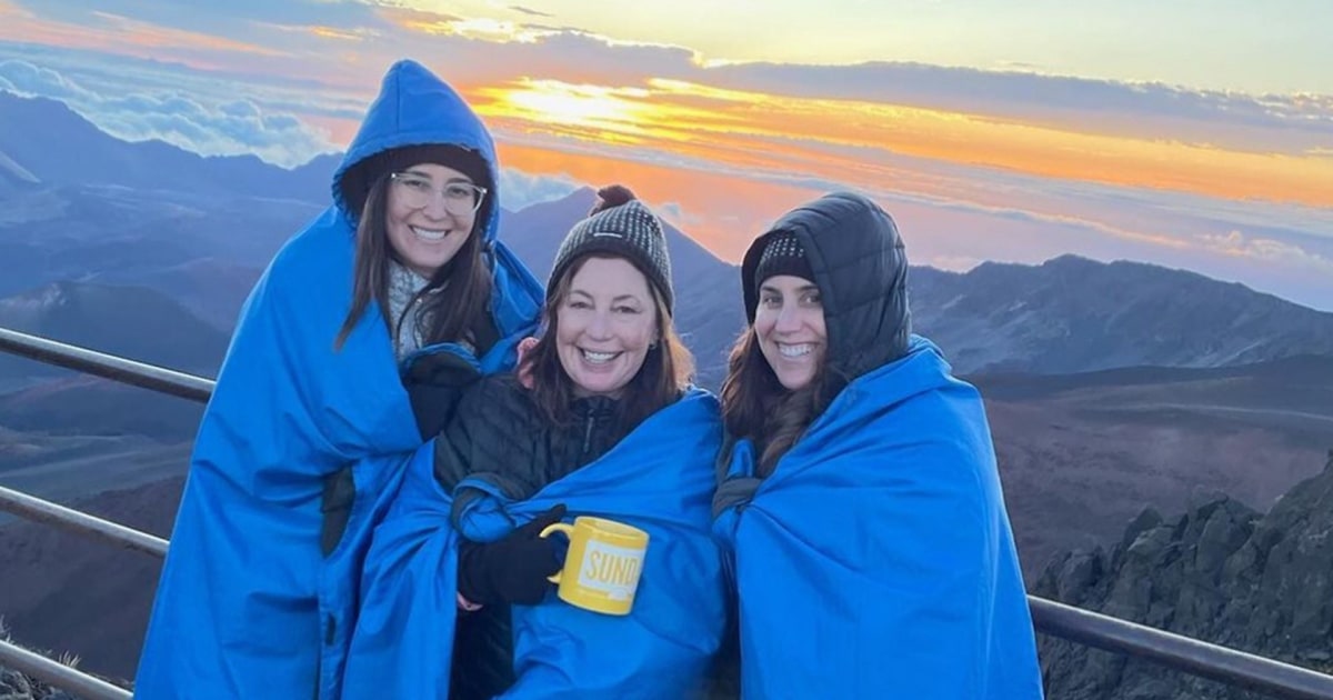 Mom and daughters catch Maui sunrise in Sunday Mug Shot