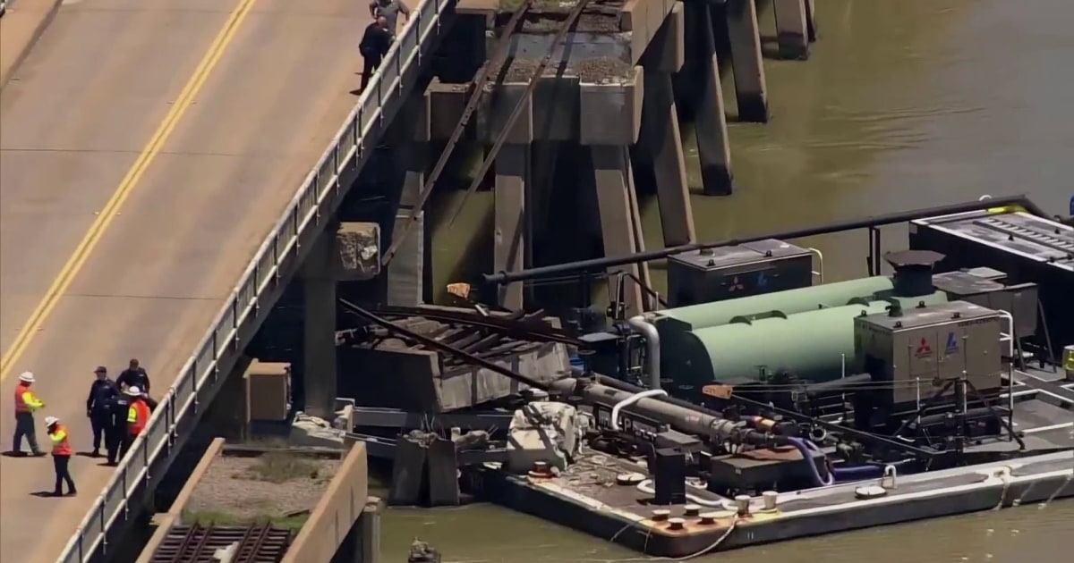Fuel barge spills oil after crashing into bridge in Galveston