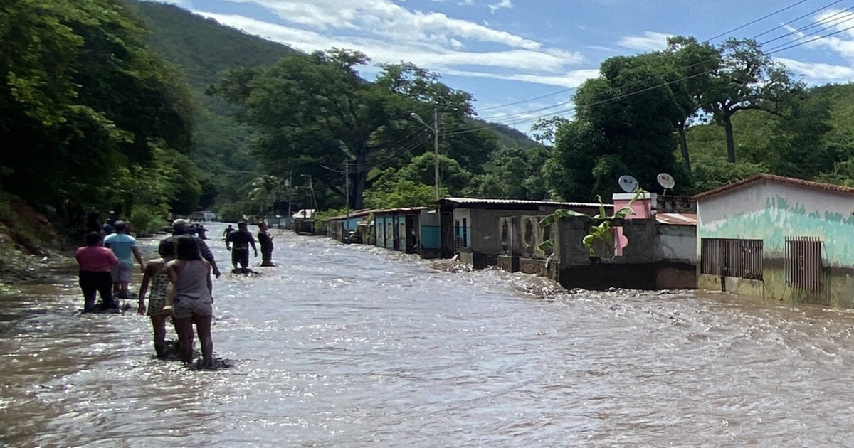 Hurricane Beryl batters Caribbean as heat grips US