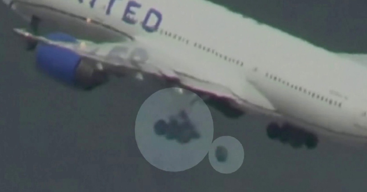 United plane loses tire during takeoff at LAX, lands safely in Denver