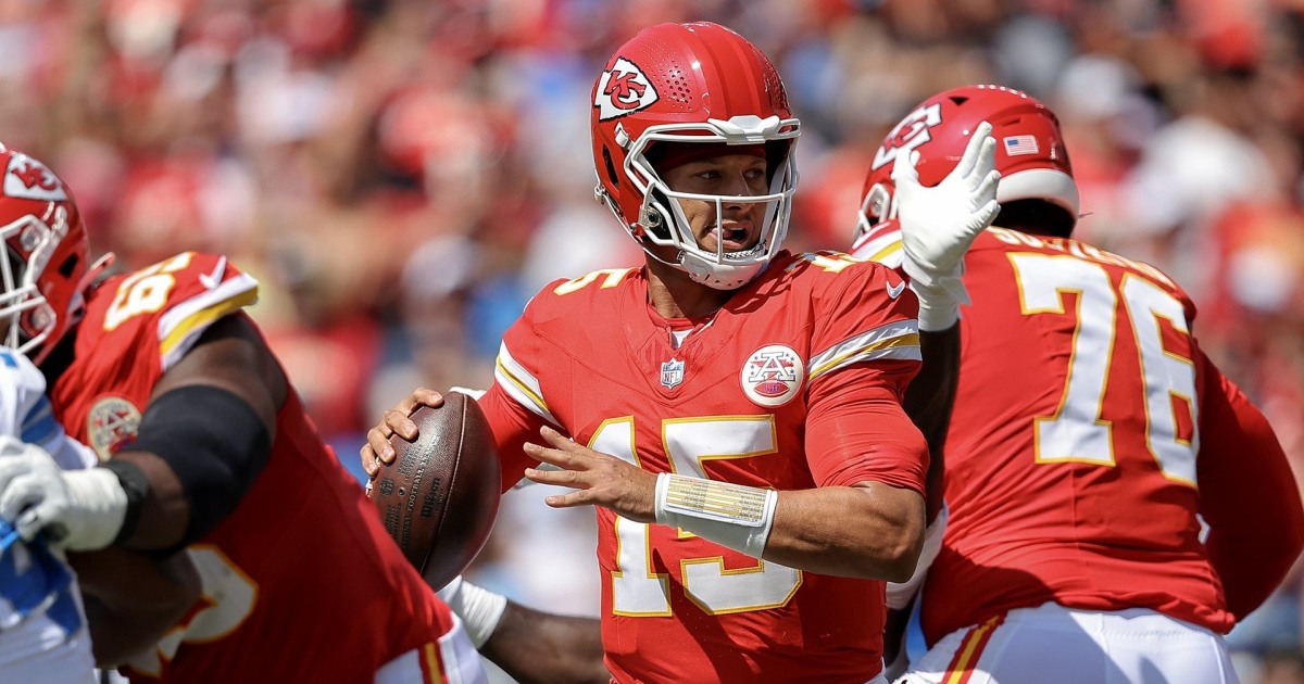 Mahomes makes behind-the-back pass to Kelce in pre-season