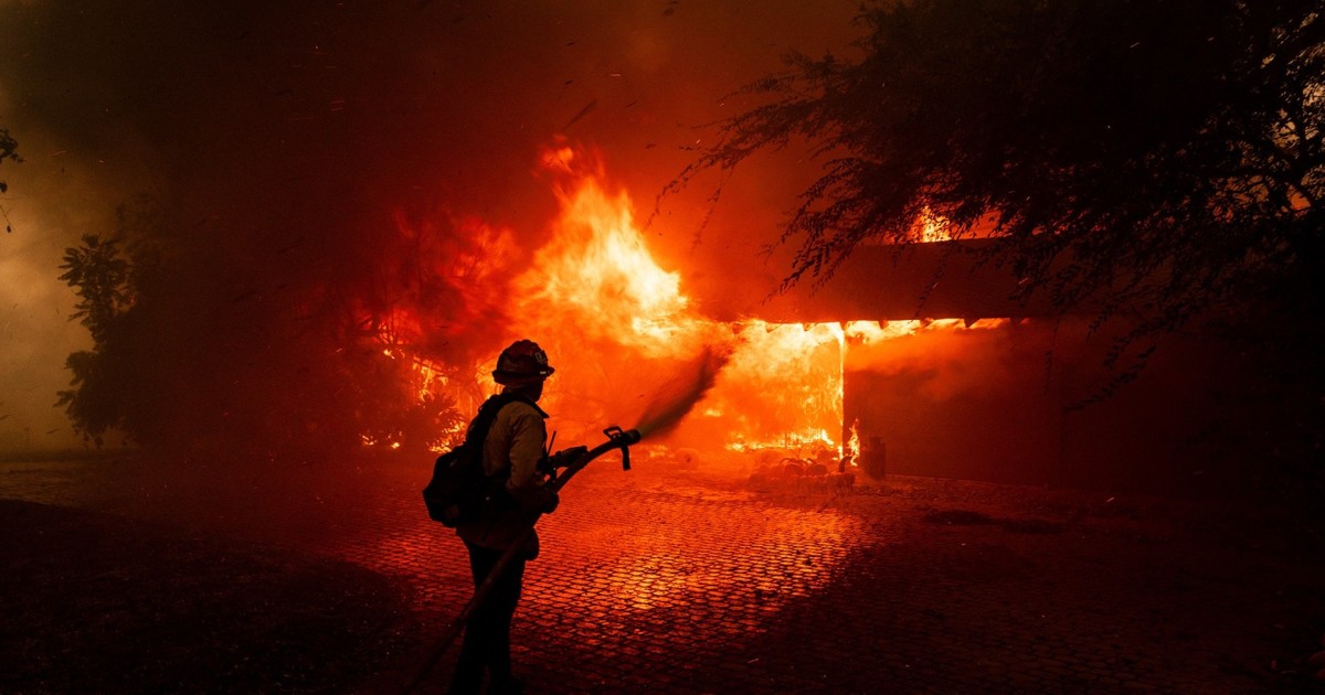 Firefighters struggle to gain control of wildfires near Los Angeles