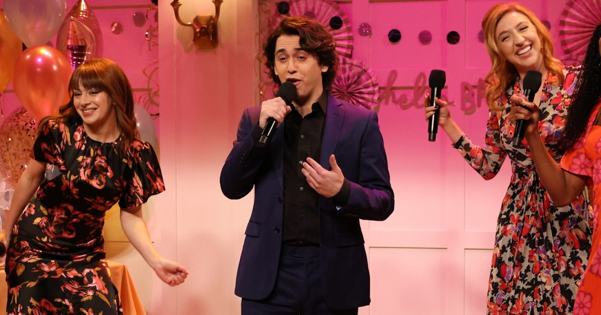 ‘SNL’s Domingo makes appearance at Sabrina Carpenter concert