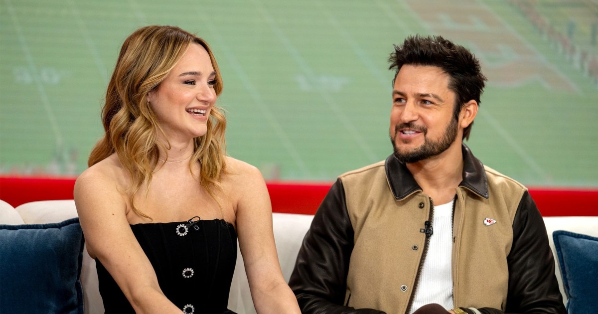 Hunter King, Tyler Hynes talk Hallmark’s ‘Holiday Touchdown’