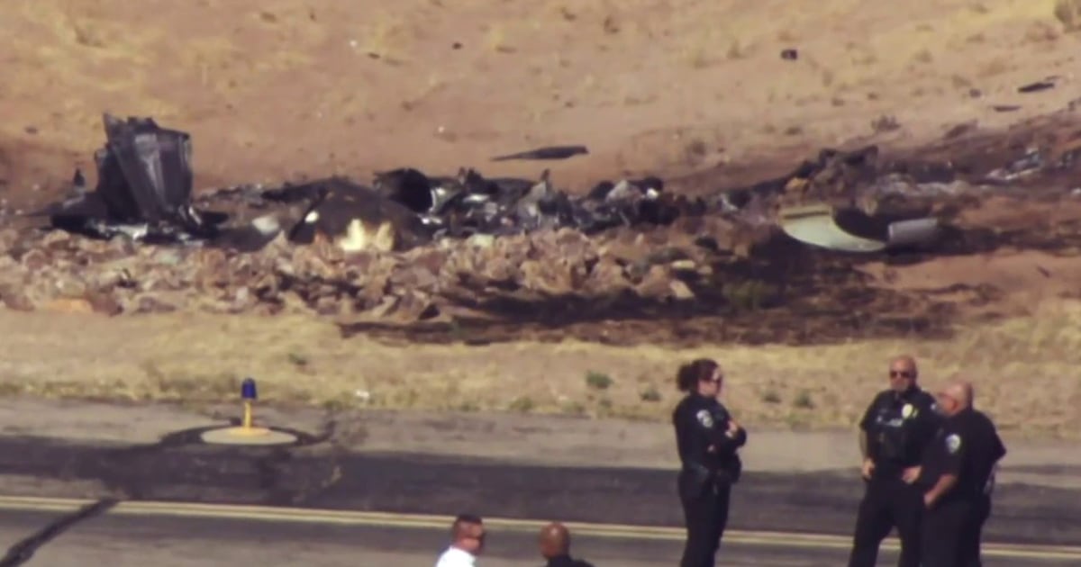 2 small planes collide midair in Arizona, leaving 2 people dead