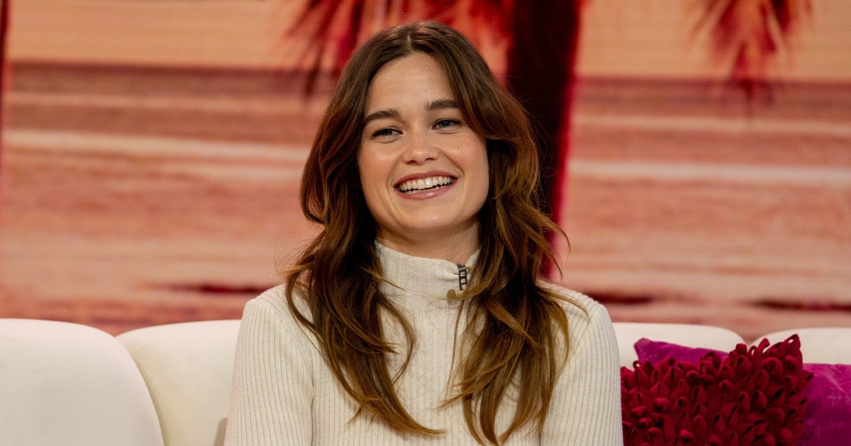 Sarah Catherine Hook on 'The White Lotus,' cast group chat, more