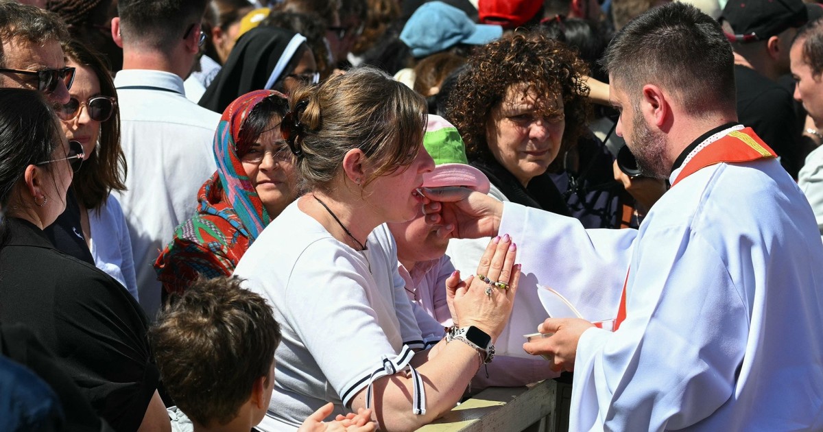 Communion distributed to massive crowds at Pope Francis' funeral