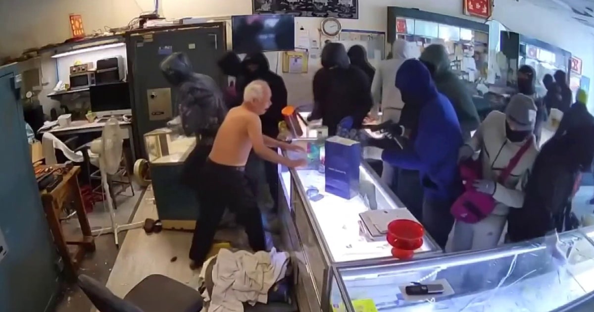 Brazen Robbery at California Jewelry Store Caught on Camera