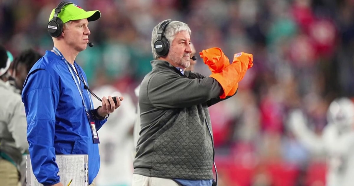 Meet the NFL’s Timeout Coordinator in Those Orange Sleeves