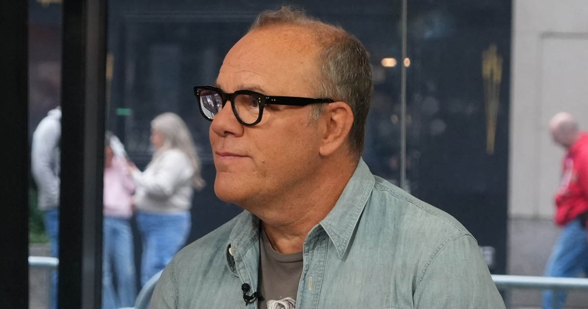 Tom Papa Talks Comedy Tour, Parenting, Bread Obsession, More