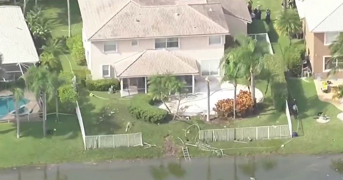 Plane Crashes Into Florida Lake, Narrowly Avoiding Several Homes