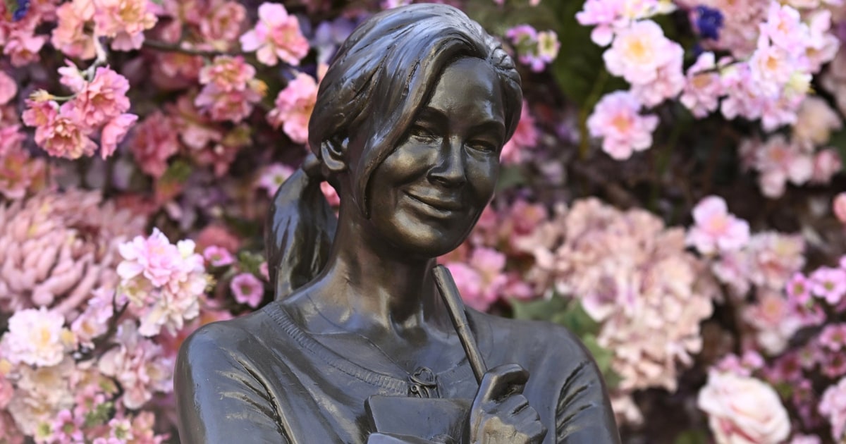 Renée Zellweger Unveils Bridget Jones Statue in London