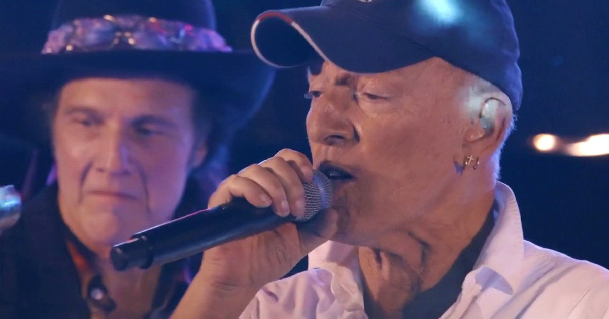 Bruce Springsteen Sings Holiday Classic in Surprise Performance