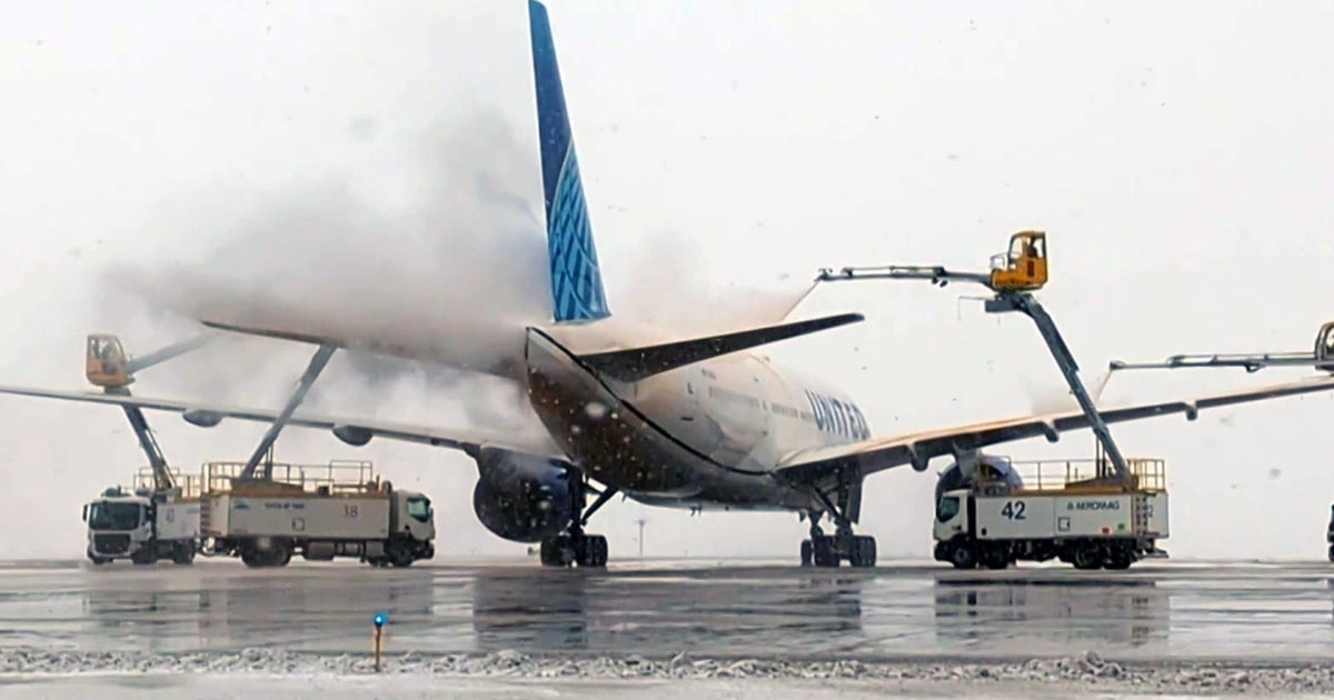 How Does Plane De-Icing Work? Get an Inside Look at the Process
