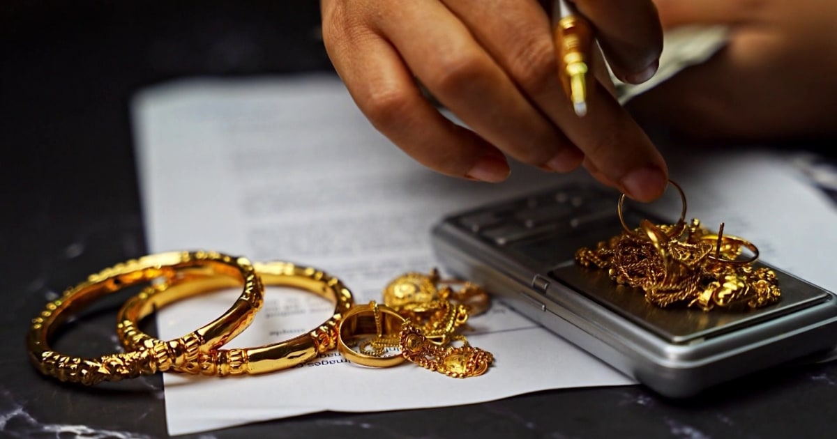 How to Turn Gold Jewelry Into Cash During Historic Prices