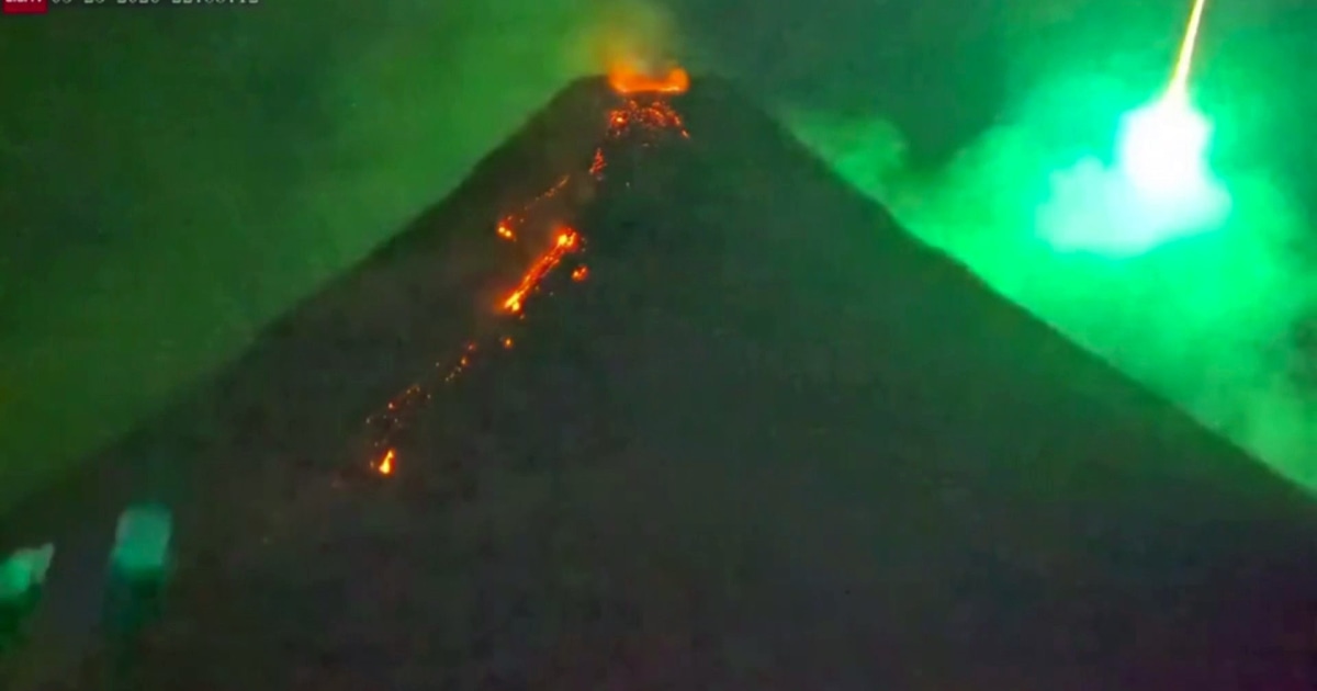 Video Shows Meteor Falling Behind Mayon Volcano in Philippines
