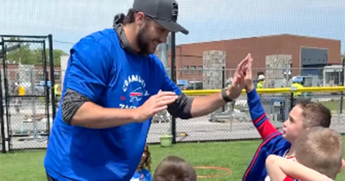 Bill’s Quarterback Josh Allen Crashes Recess at Local School