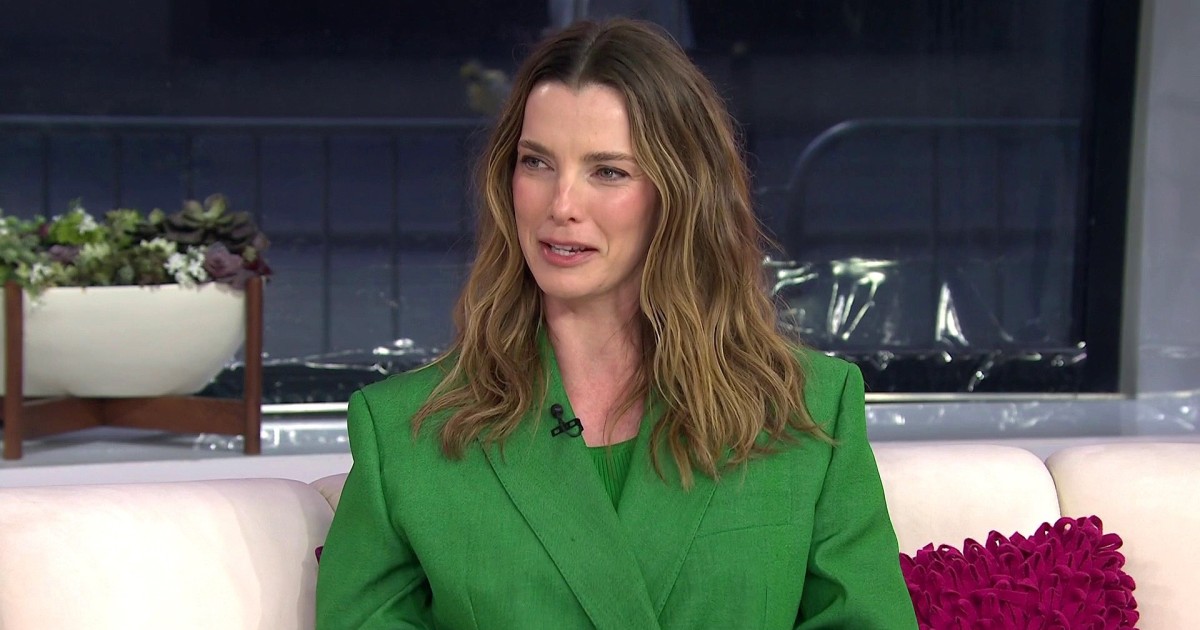 Betty Gilpin on ‘Office Romance,’ ‘Oh, Mary!,’ Jennifer Lopez, More
