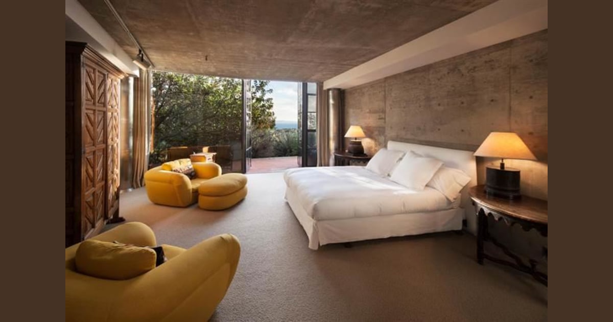 Steve Martin lists concrete home in California