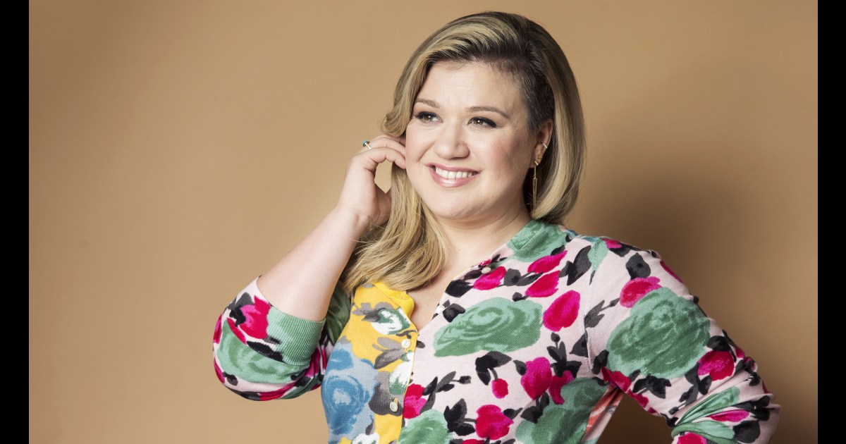 Kelly Clarkson is pregnant with a baby boy