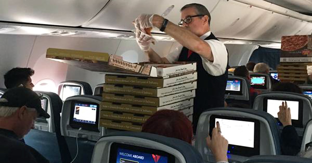 Pilots orders pizza for passengers waiting on runway