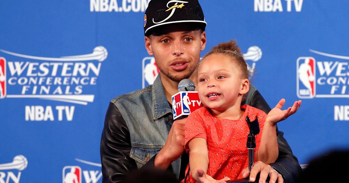Stephen Curry's daughter steals press conference spotlight — again!