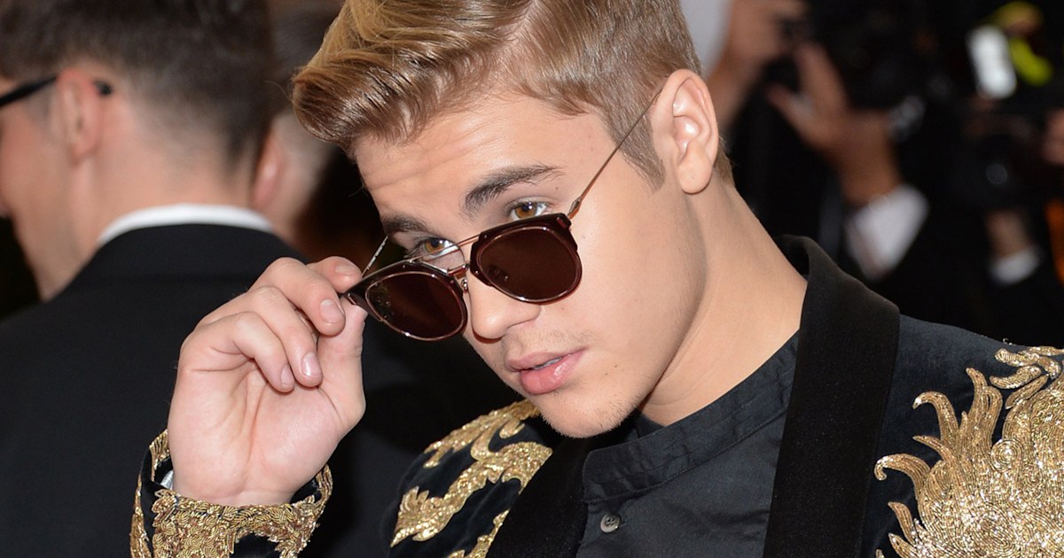 Who are the 10 most popular celebrities on Facebook?