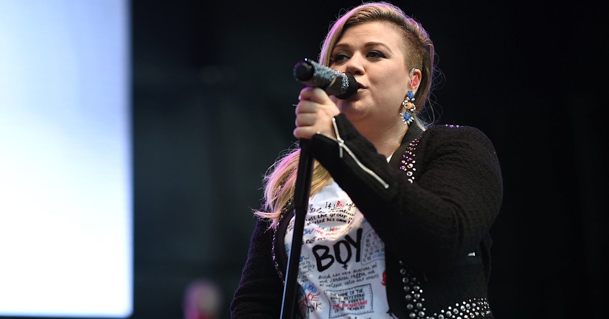 Kelly Clarkson performs awesome 'Wrecking Ball' cover: 'I love this song'