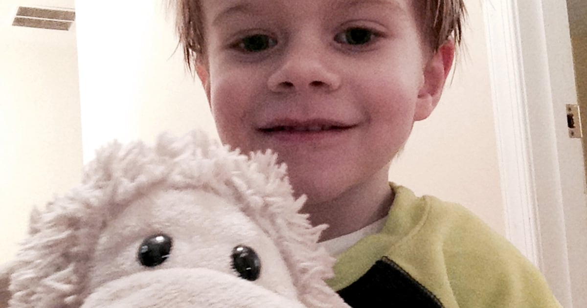 Strangers help a boy who lost his favorite stuffed toy