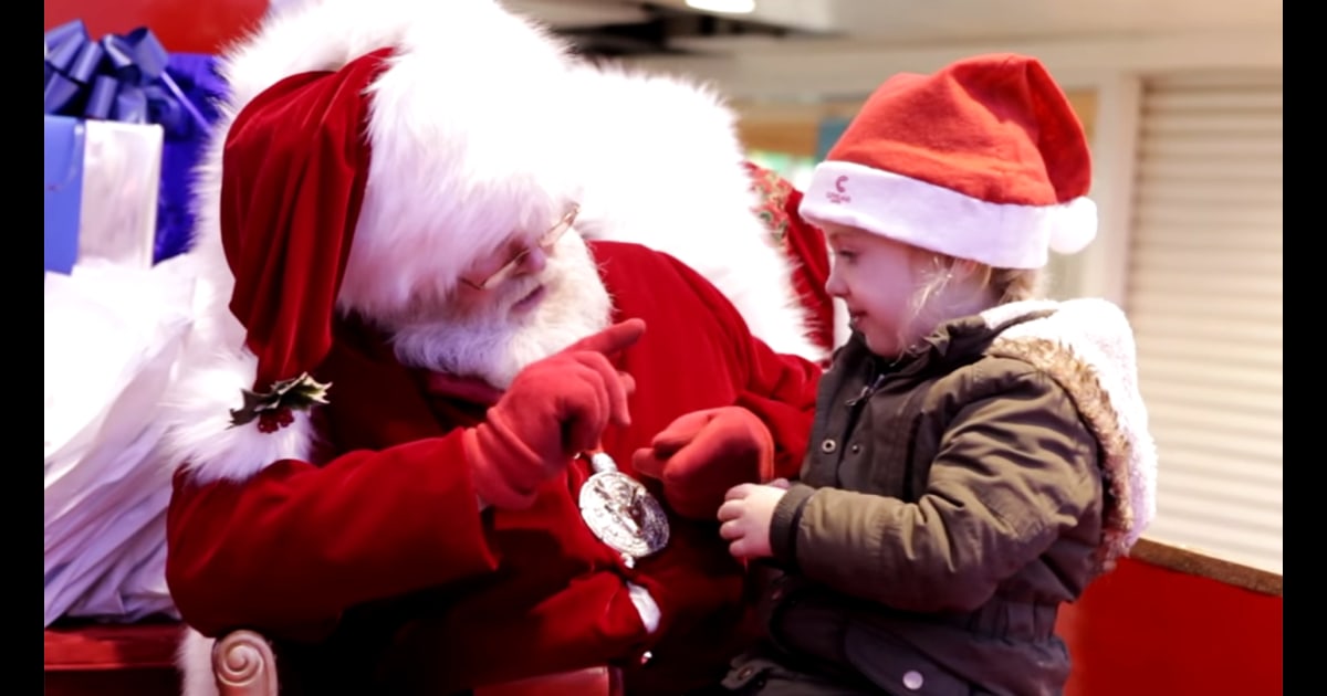 Mall Santa stuns onlookers by using sign language to speak with young girl