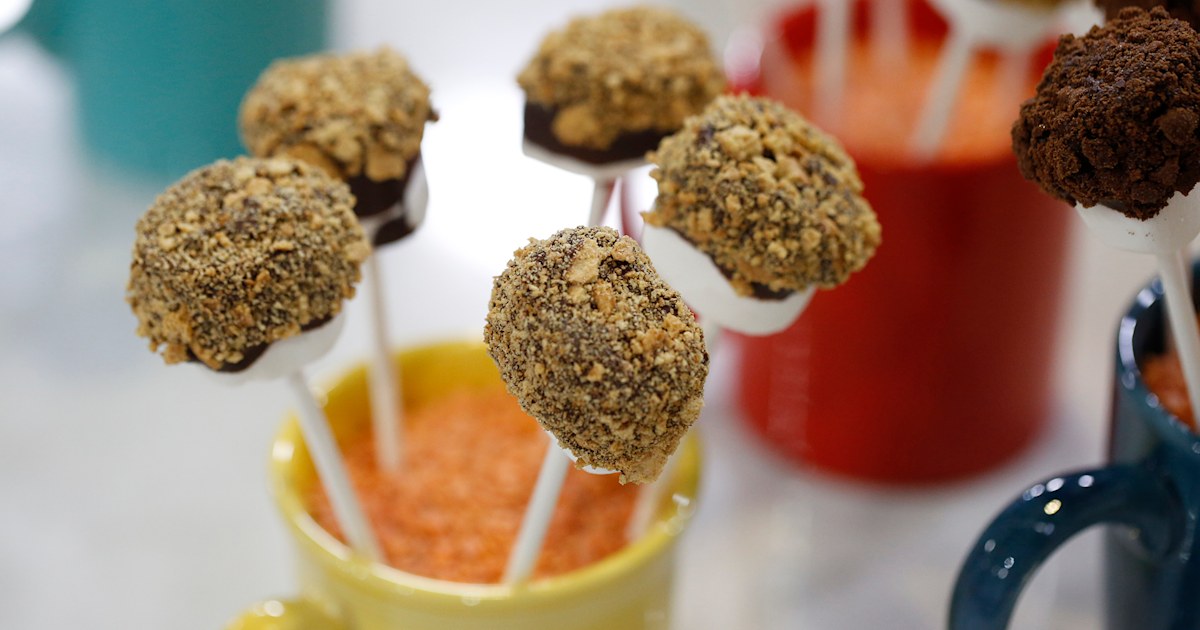 Try Joy Bauer's low-calorie desserts: Banana split, s'mores pops