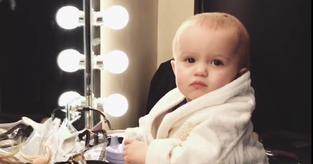 Kelly Clarkson’s adorable baby helps her promote secret project