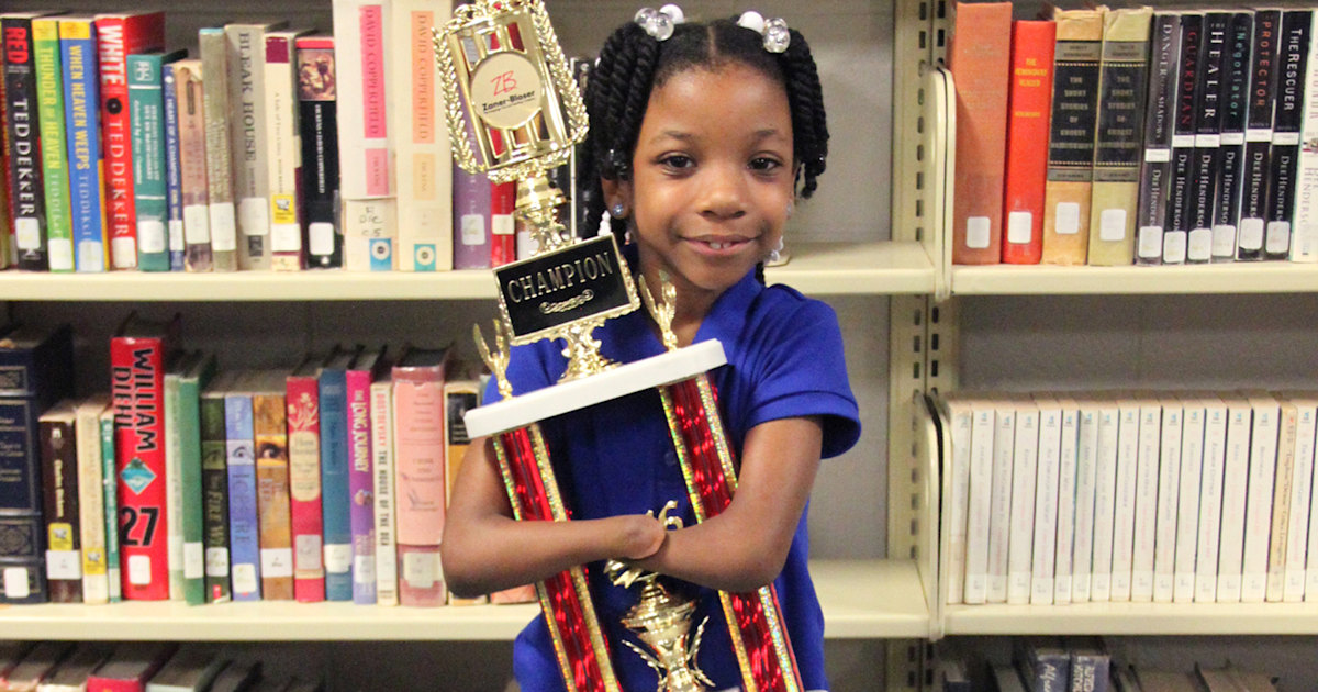 Girl with no hands wins penmanship award