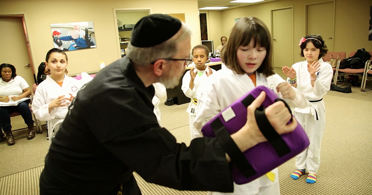 Rabbi uses martial arts to teach kids 'inner power' in fight against cancer