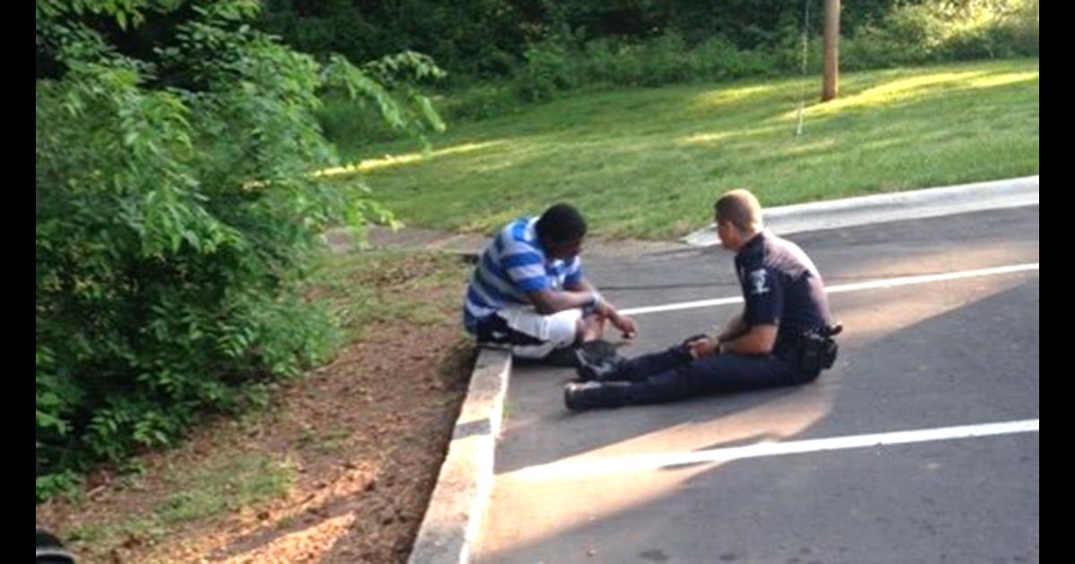 Police officer helping teen with autism becomes viral photo