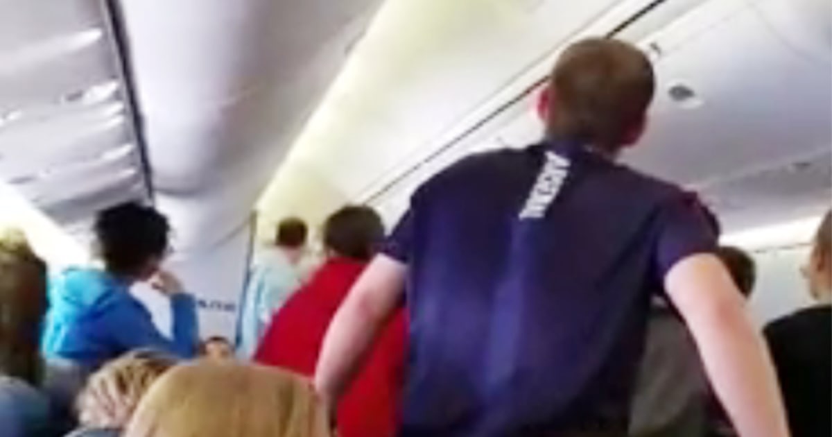 Choir sings on plane to honor fallen WWII soldier being brought home