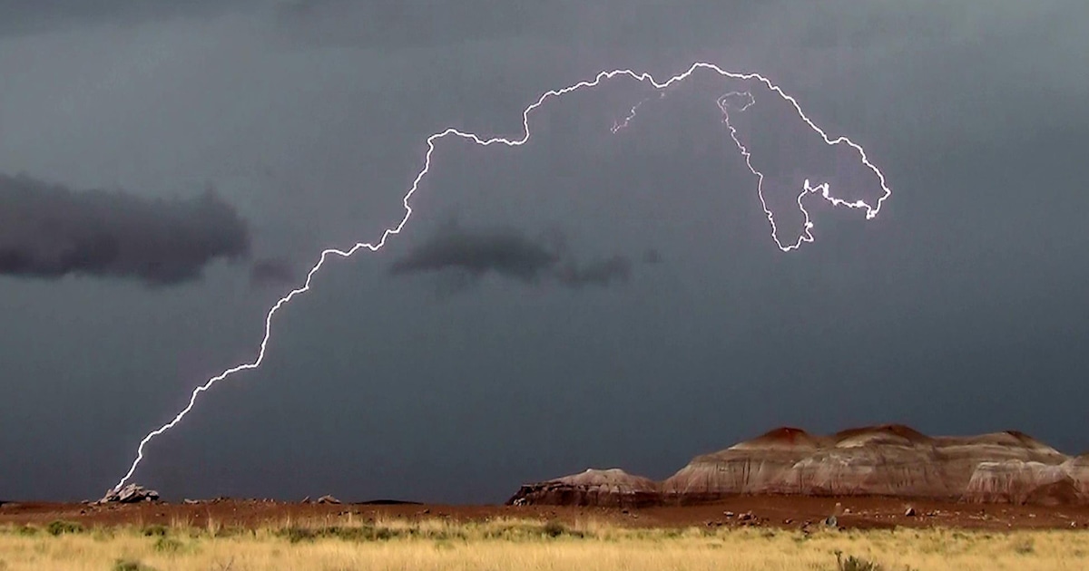Tyrannosaurus rex-shaped lighning bolt takes Jurassic chomp out of sky