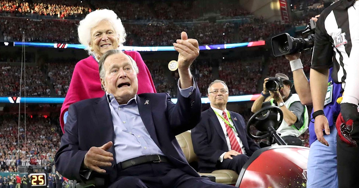 George H.W. Bush, Barbara Bush get big welcome at Super Bowl 2017 coin toss