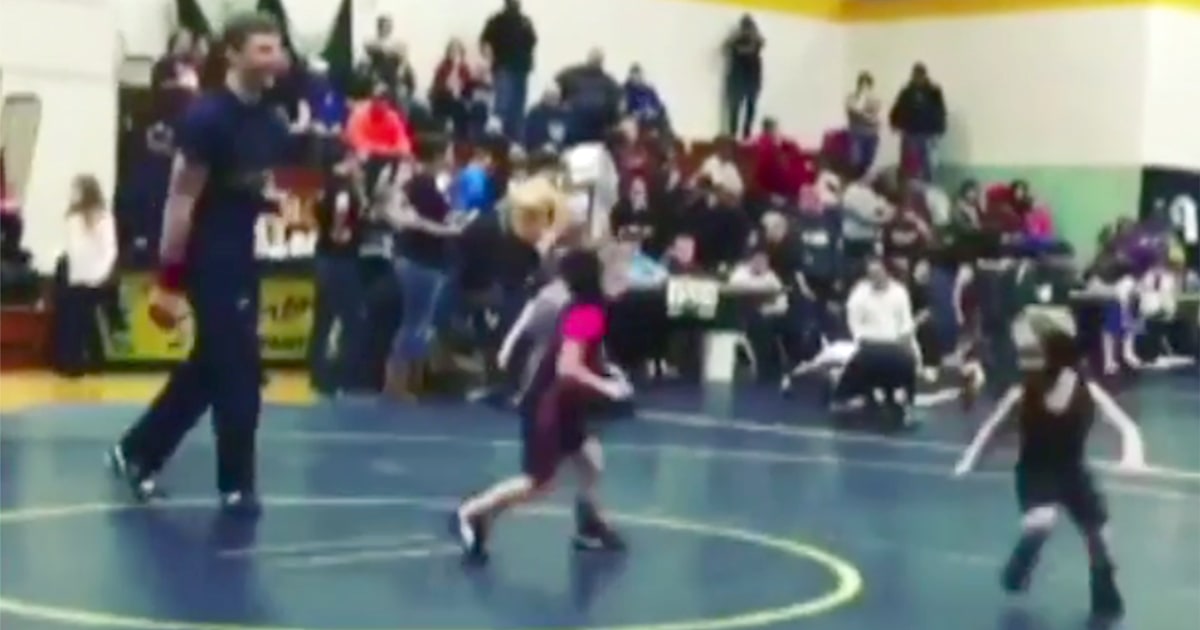 Watch this adorable wrestler run in circles while fleeing his opponent