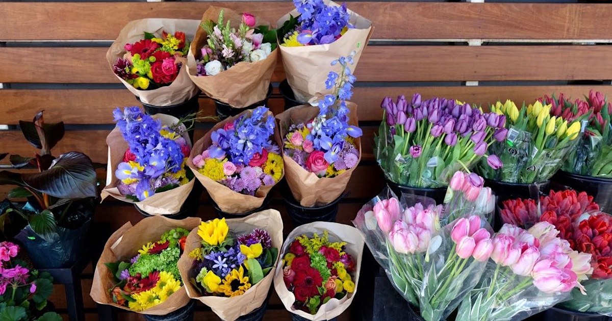 Bloom Project donates grocery store flowers to hospice patients